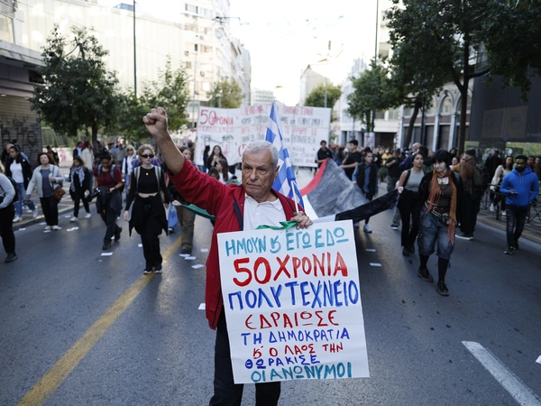«50 Νοέμβρηδες μετά»: Η πορεία για το Πολυτεχνείο σε εικόνες