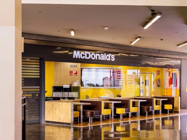 Κράσαραν τα συστήματα της McDonald's: Σε ποιες χώρες έκλεισαν τα ...
