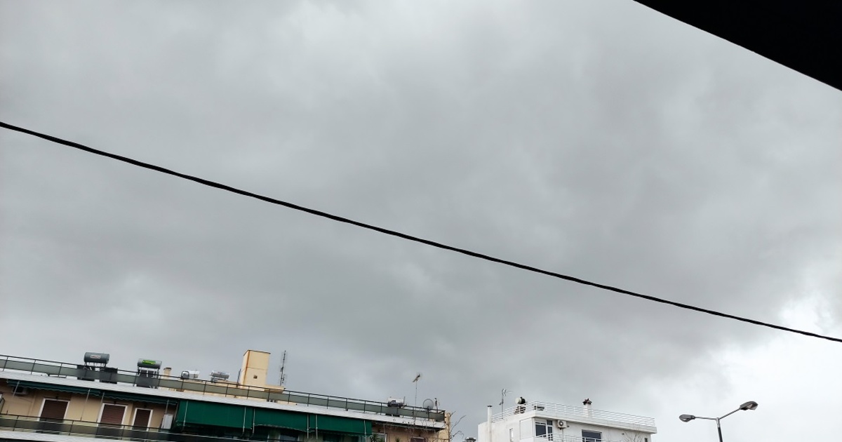 Σκοτείνιασε ο ουρανός: Σφοδρή καταιγίδα στην Αθήνα