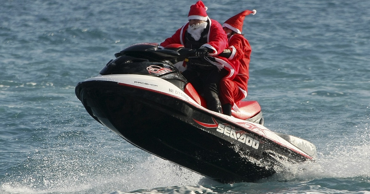 Πρέβεζα: Ο Αγιος Βασίλης ήρθε πάνω σε jet ski - Κάλαντα και δώρα στην ...