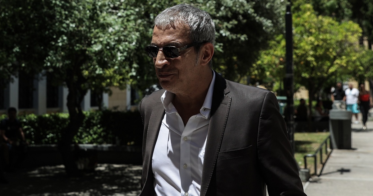 Θέμης Αδαμαντίδης: Εσπρωξε δημοσιογράφο έξω από τα δικαστήρια - Εξαλλη ...