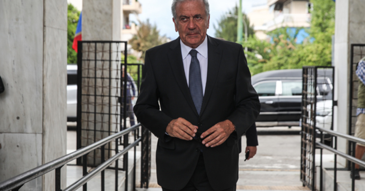 Ιταλική «τορπίλη» στον Δημήτρη Αβραμόπουλο, «ζόρια» και εντός συνόρων