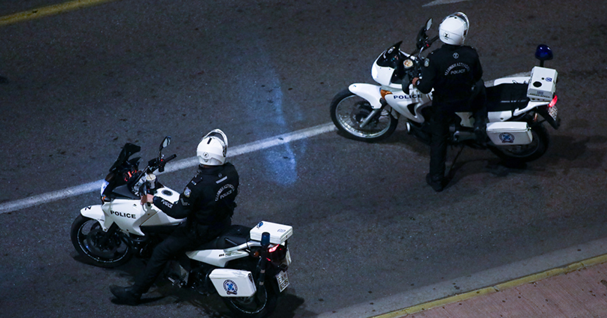 Ιλιον: Χειροπέδες σε πατέρα και γιο που λήστευαν ηλικιωμένες