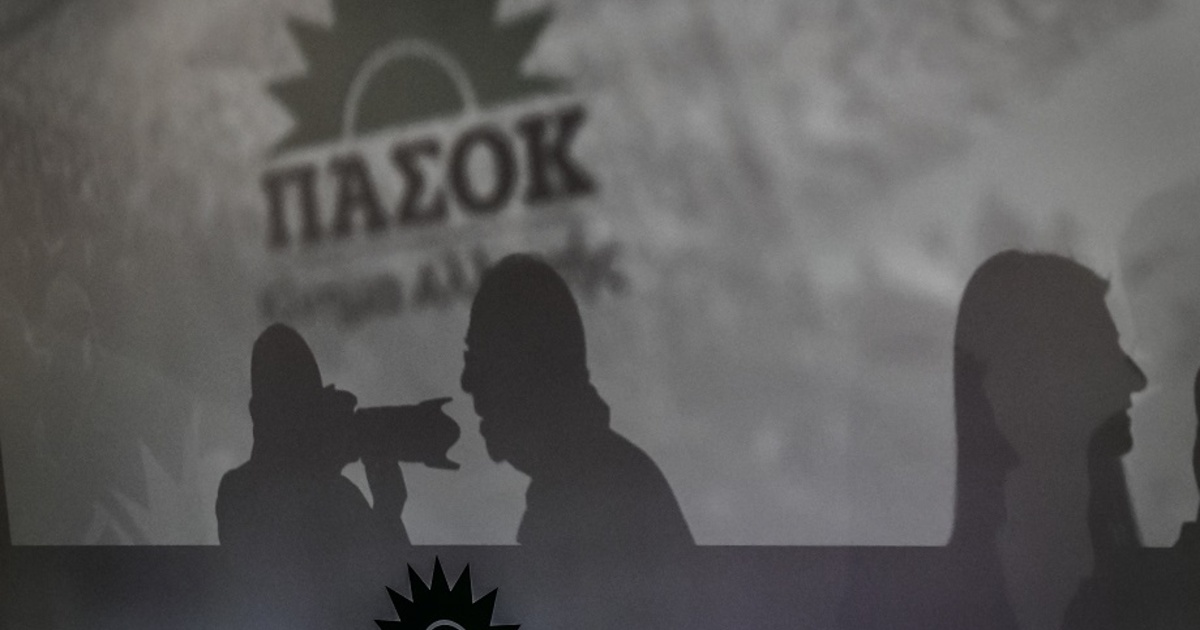 ΠΑΣΟΚ: Γενέθλια με τούρτα Ανδρέα Παπανδρέου στα Τρίκαλα