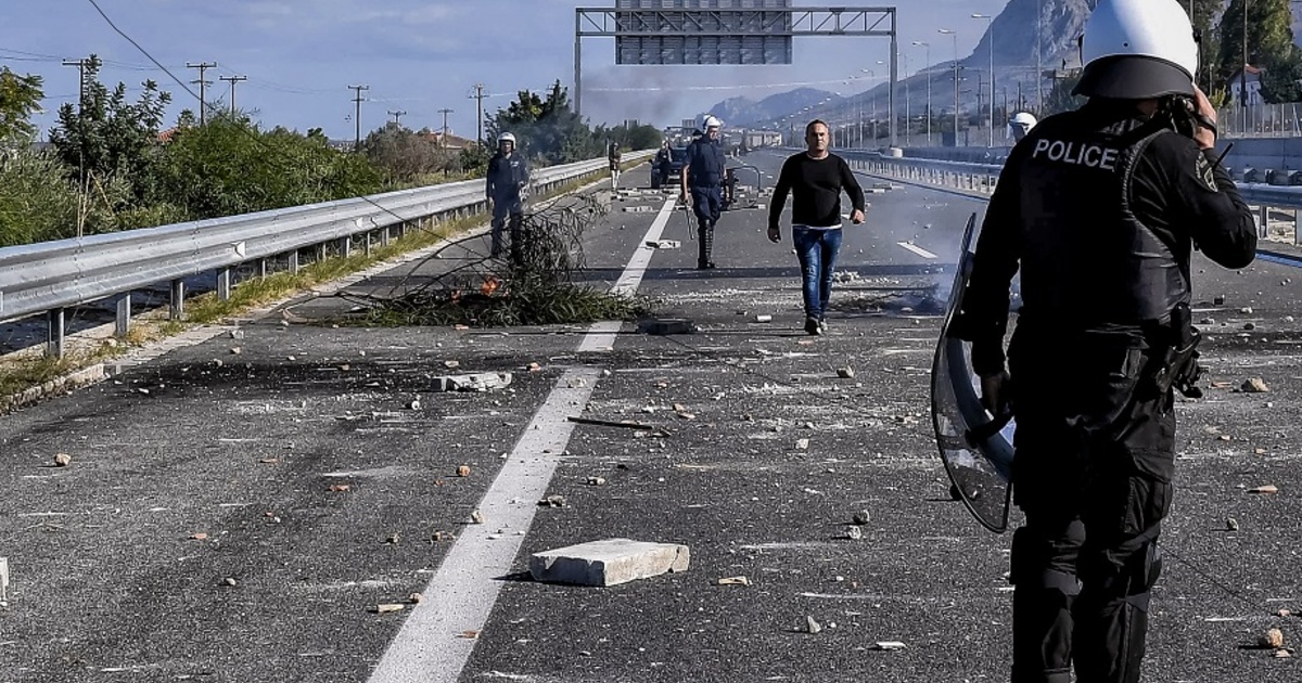 Επεισόδια Ρομά σε Ασπρόπυργο και Μέγαρα: Εκλεισε η Εθνική Αθηνών-Κορίνθου