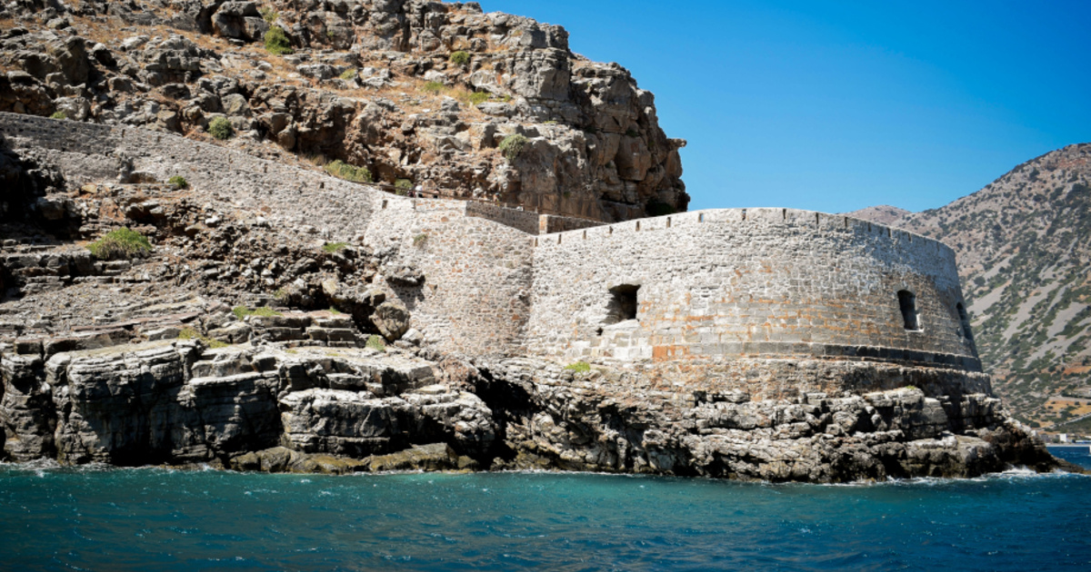 Κρήτη: Αλλάζει όψη η Σπιναλόγκα - Ερχεται ρεύμα και νερό