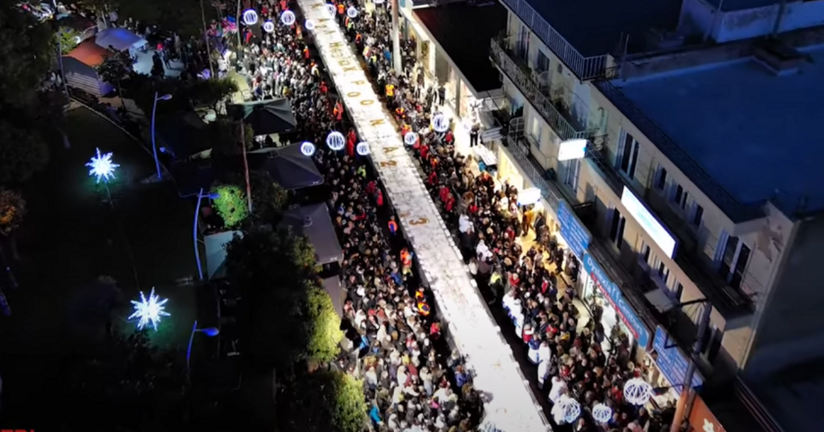 Περιστέρι: Βασιλόπιτα - γίγας κόπηκε στην πλατεία Δημαρχείου (Βίντεο)