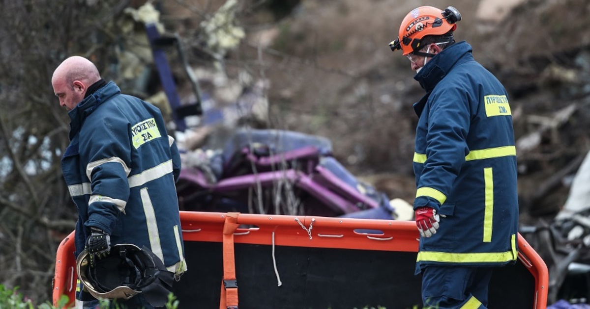 Περίεργα εγκαύματα παρουσίασαν 4 πυροσβέστες που επιχειρούσαν στα Τέμπη ...
