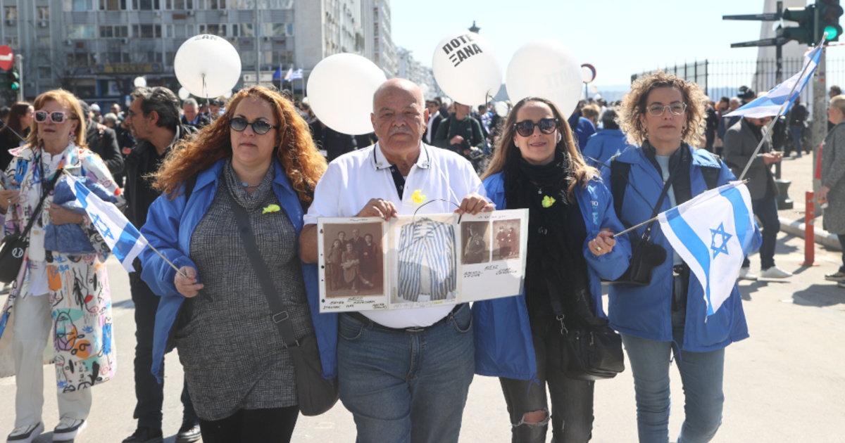 Πλήθος κόσμου στην πορεία μνήμης για τους 50.000 νεκρούς Ελληνες ...