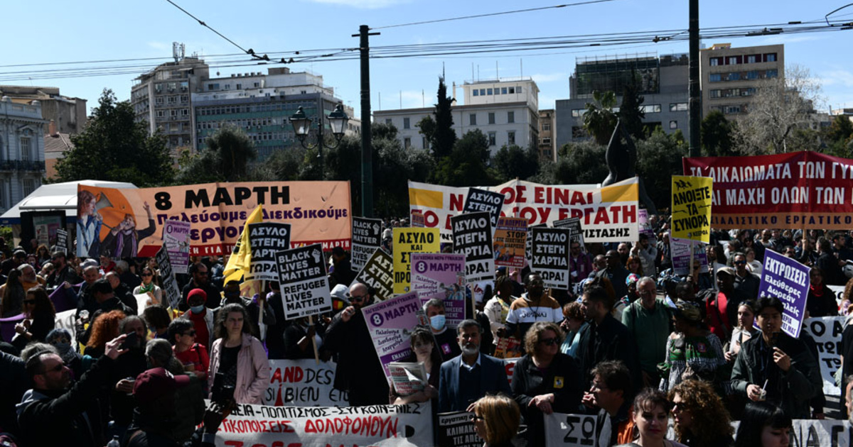 Προσαγωγές για φωτοβολίδες στο συλλαλητήριο στην Αθήνα για τα Τέμπη