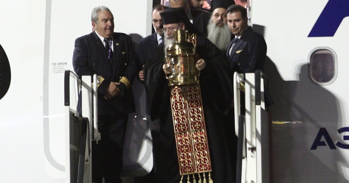 Αγιο Φως: Εφτασε στην Αθήνα με ειδική πτήση - Πώς θα μεταφερθεί στη χώρα