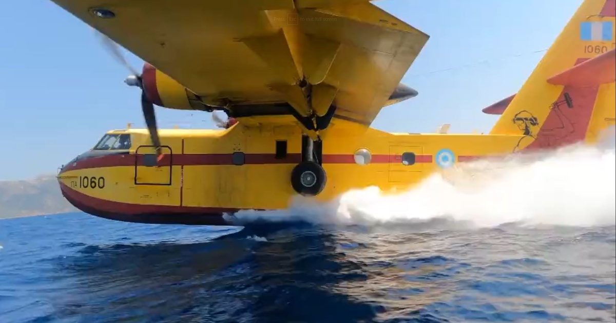 Οι ελιγμοί του Canadair για να γεμίσει με νερό, κόβουν την ανάσα (vid)