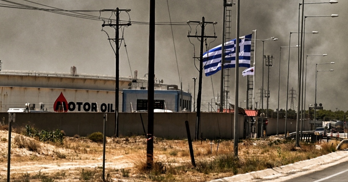 Ανεξέλεγκτη η φωτιά στο Λουτράκι: Οι φλόγες πλησιάζουν στη Motor Oil ...