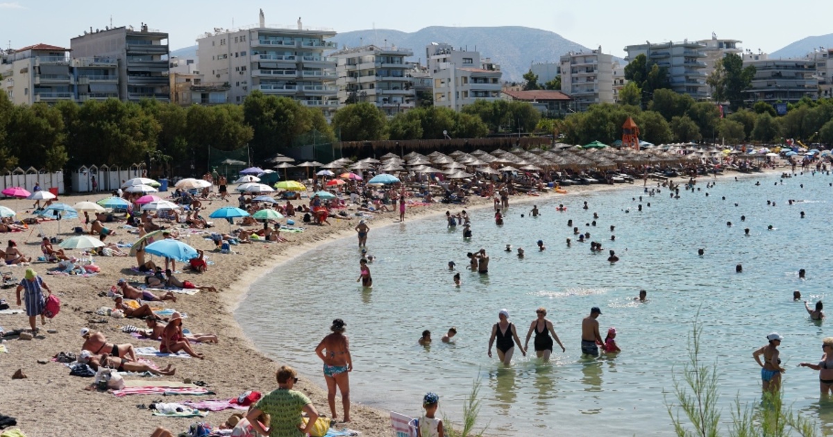 «Τσουχτερό» το μπάνιο σε οργανωμένες παραλίες της Αττικής - Στα ύψη οι ...