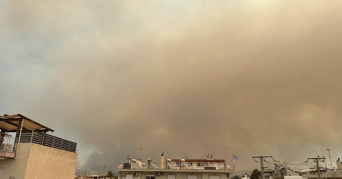 Ασφυξία στον Ασπρόπυργο: Πυκνοί καπνοί και βροχή από στάχτες ...