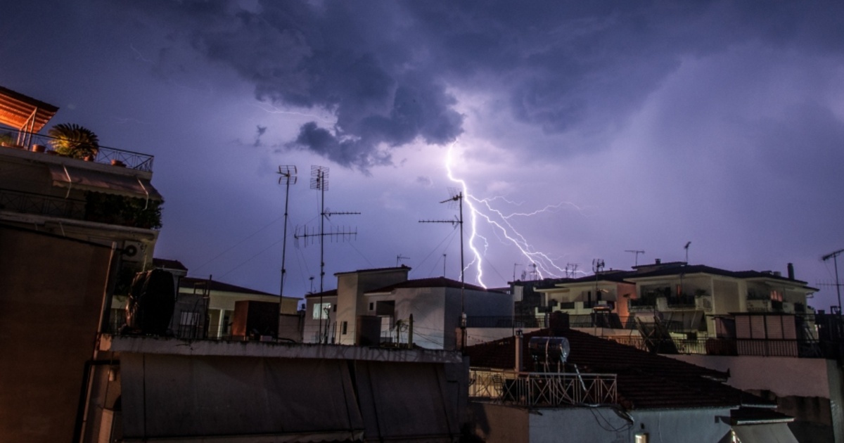 Πάνω από 270 κεραυνοί στη Βάρη μέσα σε μία ώρα - Φωτιά σε έξι σημεία