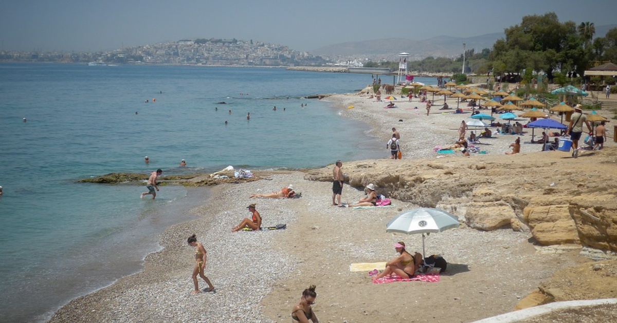 Οι παραλίες «κρυμμένα διαμάντια» στην Αττική για μπάνιο χωρίς αέρα