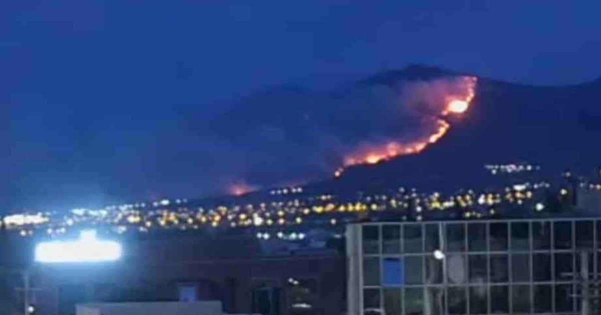 Φωτιά στην Πάρνηθα: Καίγονται σπίτια - Εκκενώθηκε το πάρκινγκ του τελεφερίκ