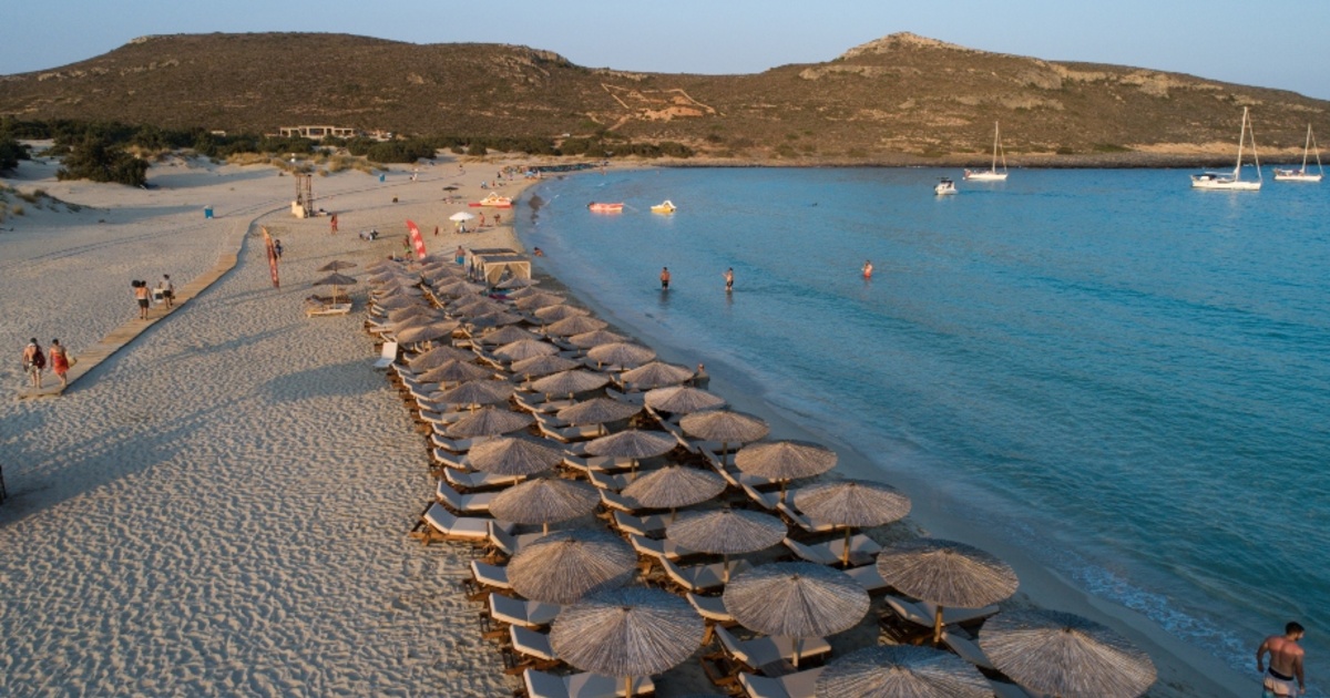 Τι λέει ο νόμος για τις ξαπλώστρες - Πόσο πρέπει να απέχουν από το κύμα
