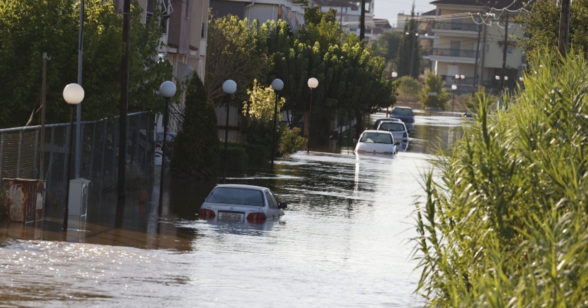 Κίνδυνος στη Λάρισα από τα λιμνάζοντα νερά - Συνεχείς αντλήσεις στις ...