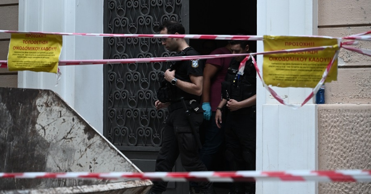 Οπλοπολυβόλα, χειροβομβίδες και σφαίρες μέσα σε αποθήκη στο Κολωνάκι