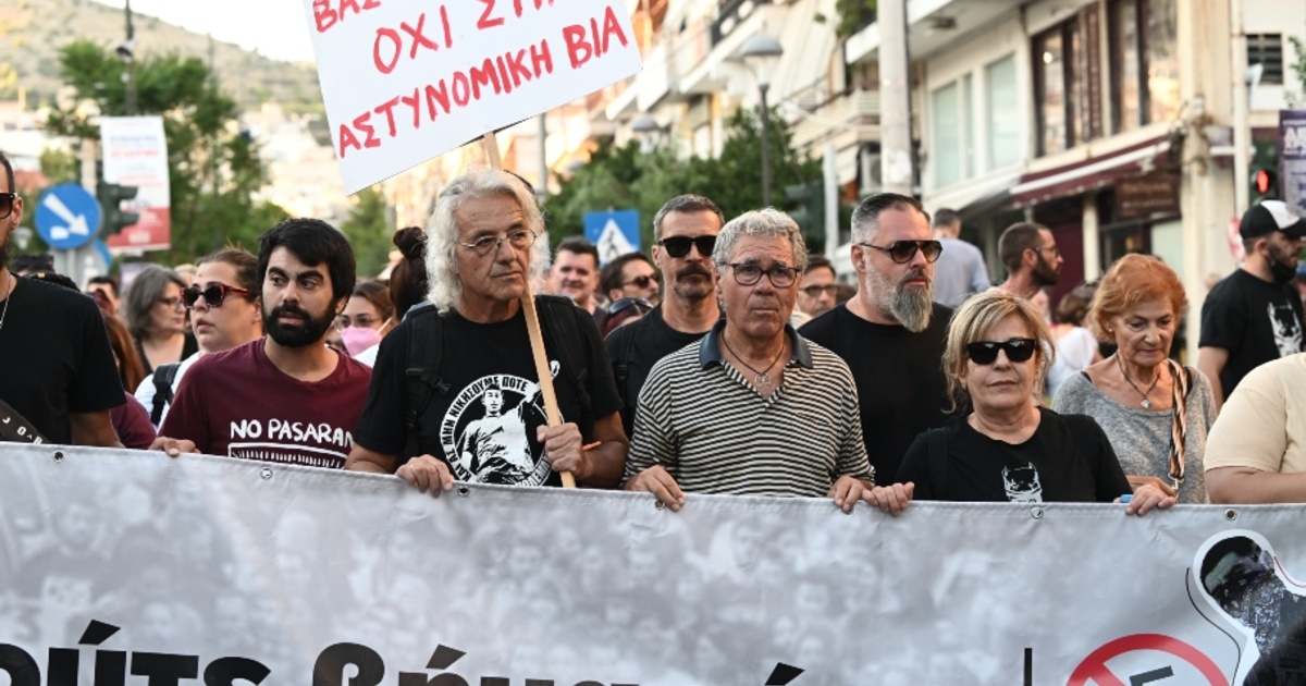 Ξεκίνησε η ογκώδης πορεία για τον Παύλο Φύσσα - Στην κεφαλή οι γονείς ...