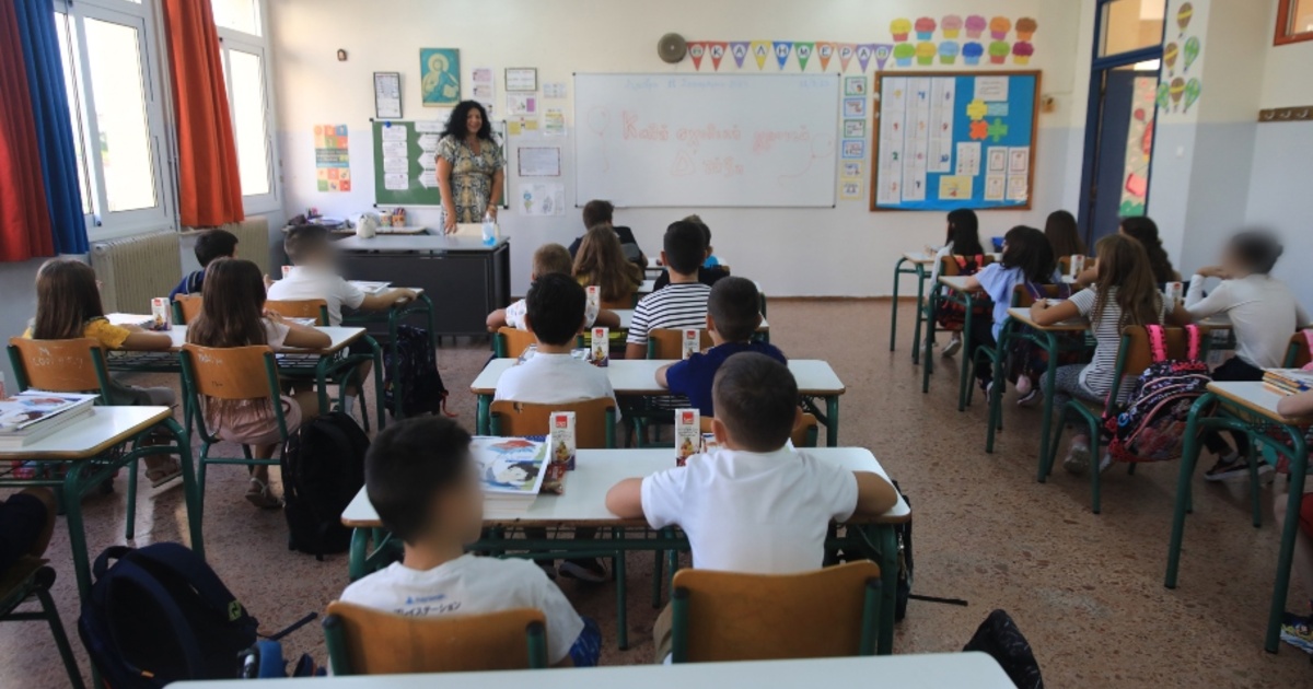 Μαθητής «ανέβηκε» τάξη από λάθος - Τού έδωσαν βιβλία Δημοτικού ενώ πάει ...