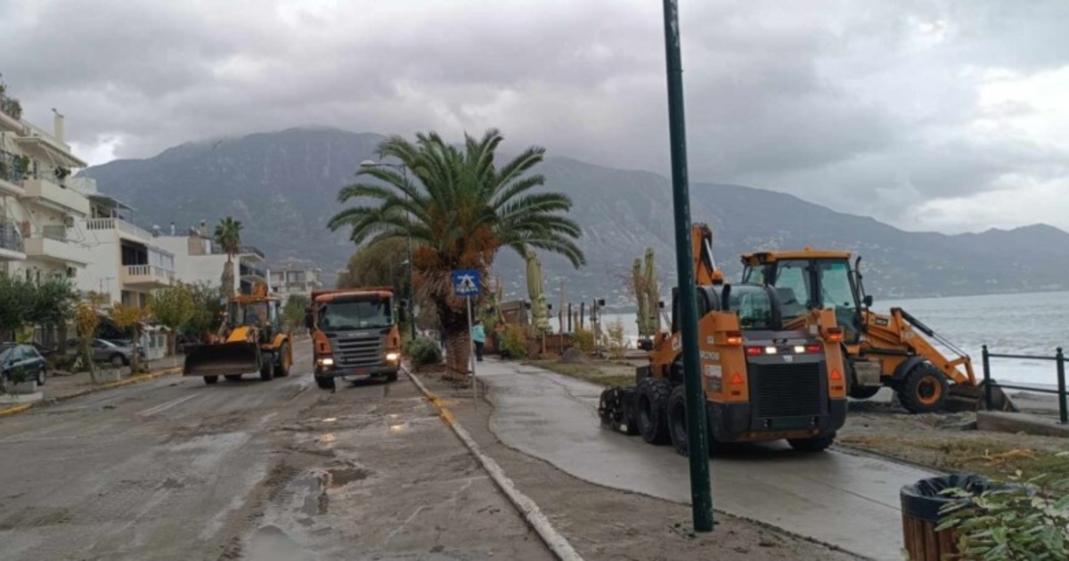 Η θάλασσα «βγήκε» στο δρόμο στην Καλαμάτα: «Πνίγηκε» η παραλιακή οδός