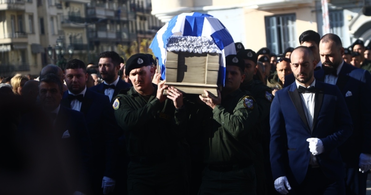 Σπαραγμός στην κηδεία του 31χρονου αστυνομικού παρουσία Μητσοτάκη: Με ...