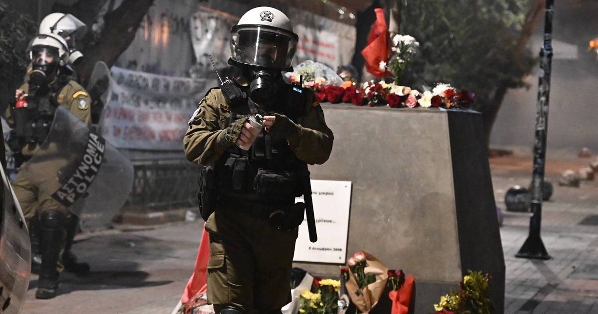 ΜΑΤ επιτέθηκαν σε φωτορεπόρτερ και δημοσιογράφους στα Εξάρχεια