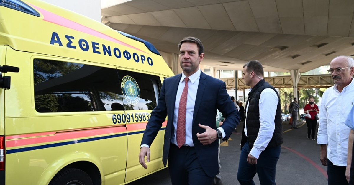 Στέφανος Κασσελάκης: Αιφνιδιαστική επίσκεψη στο ΕΚΑΒ - Συναντήθηκε με ...