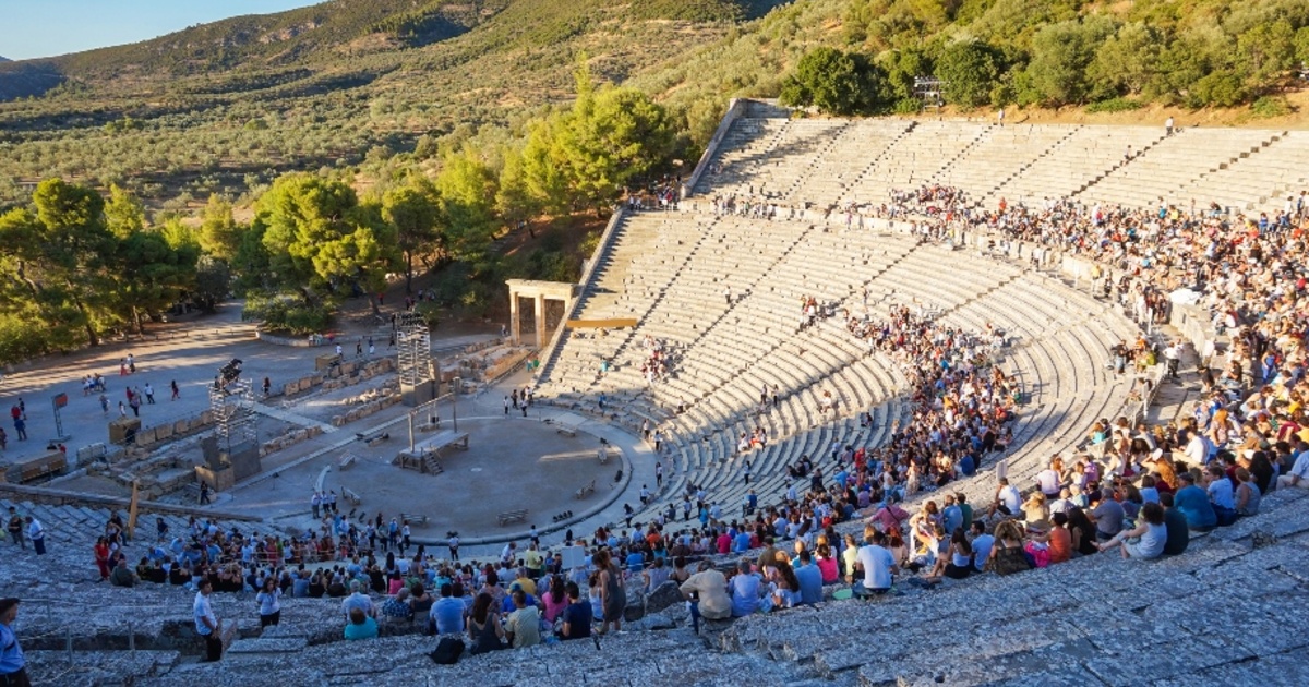Οι 18 θεατρικές παραστάσεις που ταξιδεύουν στα ανοιχτά θέατρα της Ελλάδας