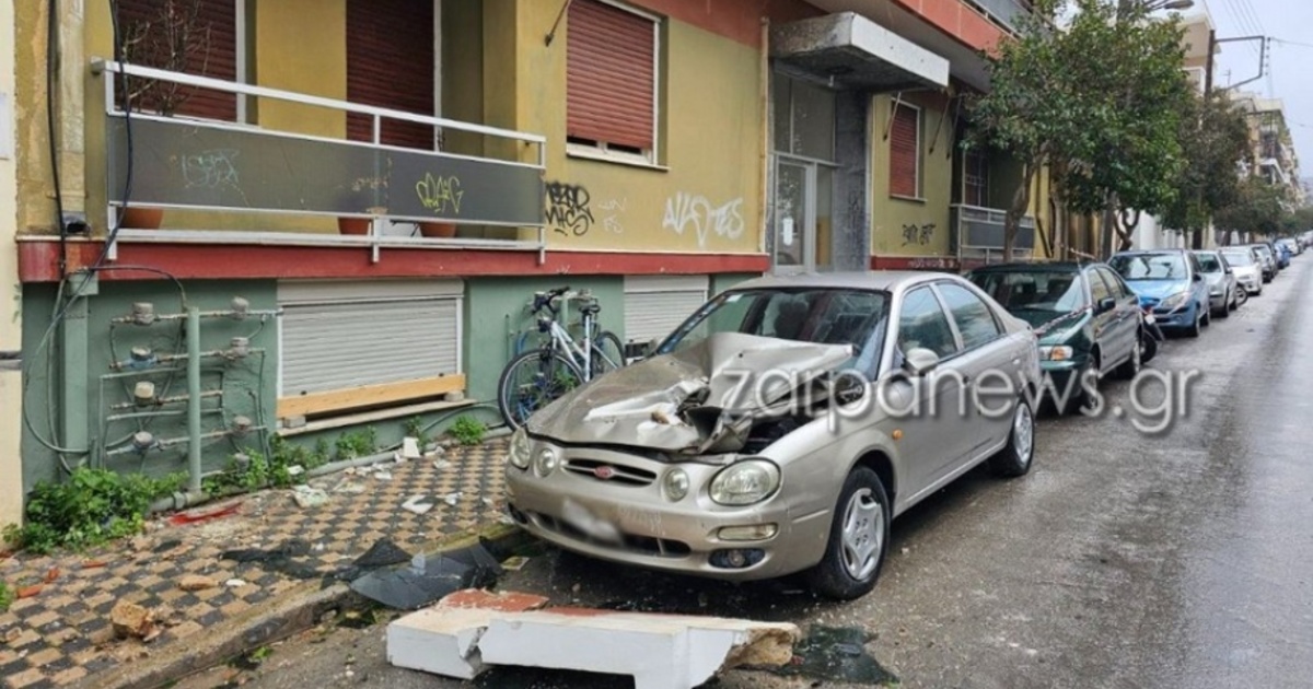 Χανιά: Έπεσε κομμάτι μπαλκονιού και διέλυσε αυτοκίνητα
