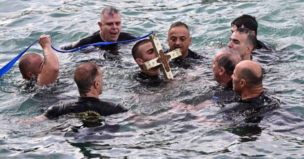 Θεοφάνια: Με λαμπρότητα τελέστηκε ο Αγιασμός των Υδάτων - Πλήθος κόσμου ...