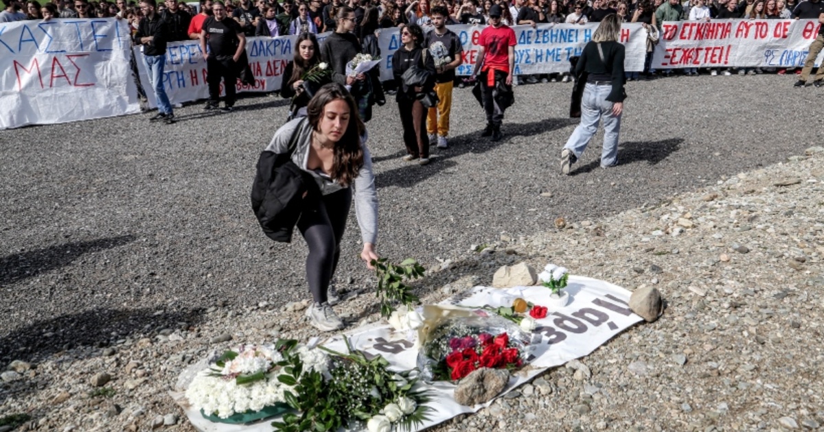 Τέμπη: Πλήθος φοιτητών στο σημείο της τραγωδίας - «Το έγκλημα δεν θα ...