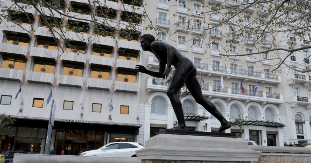 Το άγαλμα του δρομέα της Πλατείας Συντάγματος: Η σχέση του με τον ...