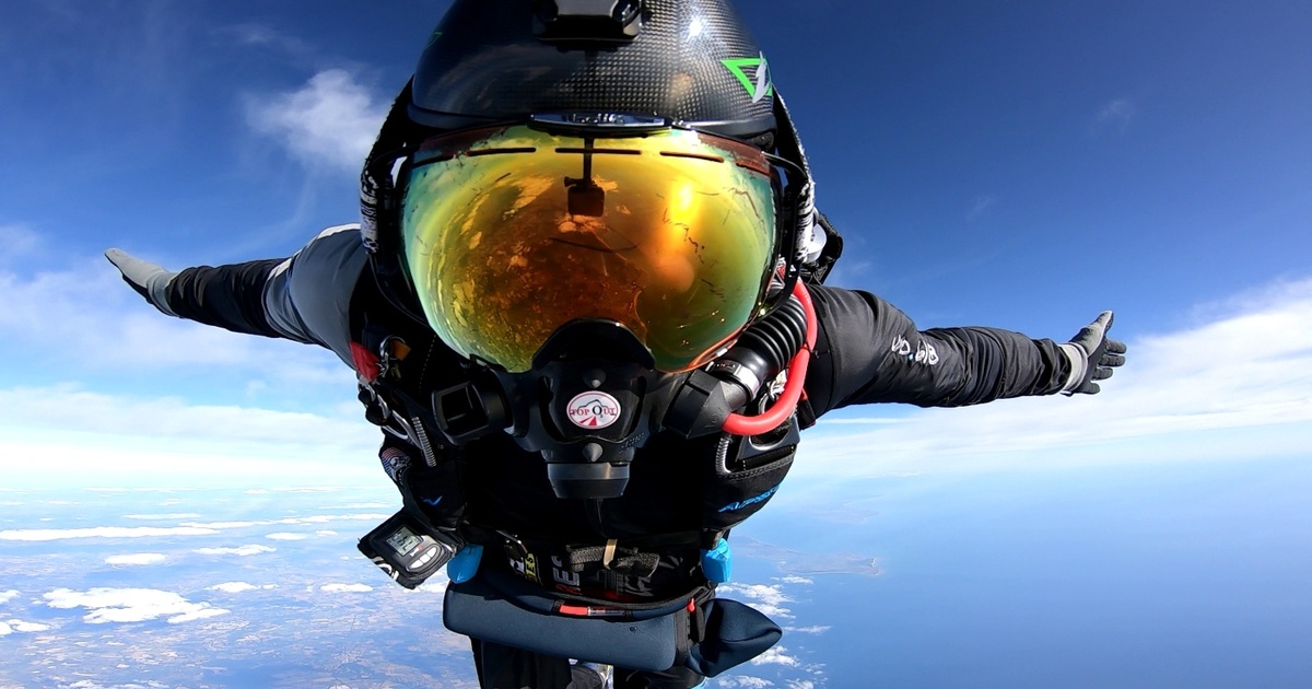 Αυτή είναι η ιστορία του Άλεξ, του μοναδικού skydiver με κινητική ...