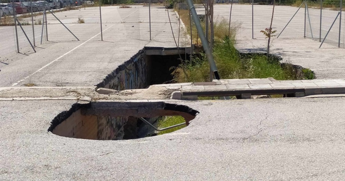 Η τρύπα στην Καλλιθέα που άνοιξε πριν έξι χρόνια και δεν έχει κλείσει ακόμα