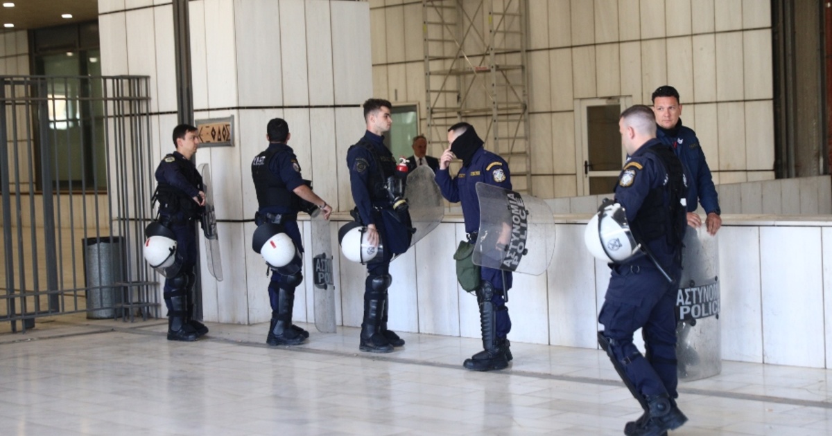 Δίκη για Μάτι: Οι ποινές για τους καταδικασθέντες - Συγγενείς πέταξαν ...