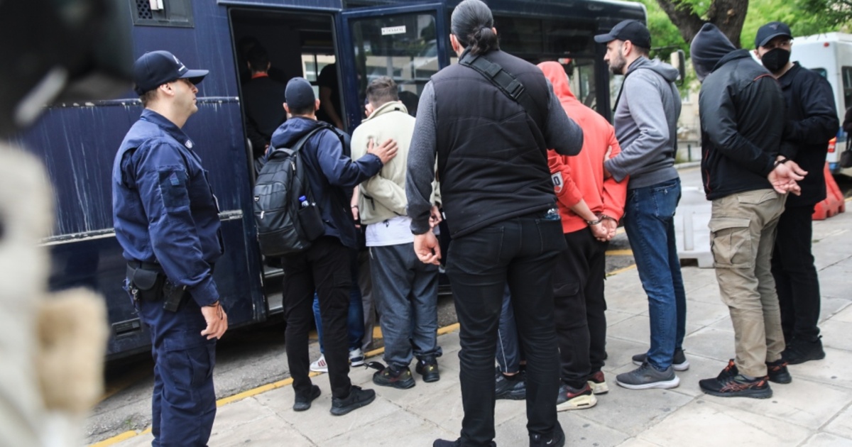 Βρισιές και χειρονομίες από τους συλληφθέντες για την οπαδική βία: «Π@τ ...