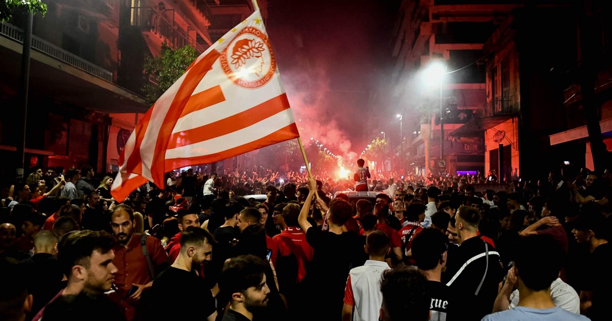 «Ολυμπι-, Ολυμπι-, Ολυμπιακέ»: Ποιος τραγουδάει τον ύμνο του Ολυμπιακού;