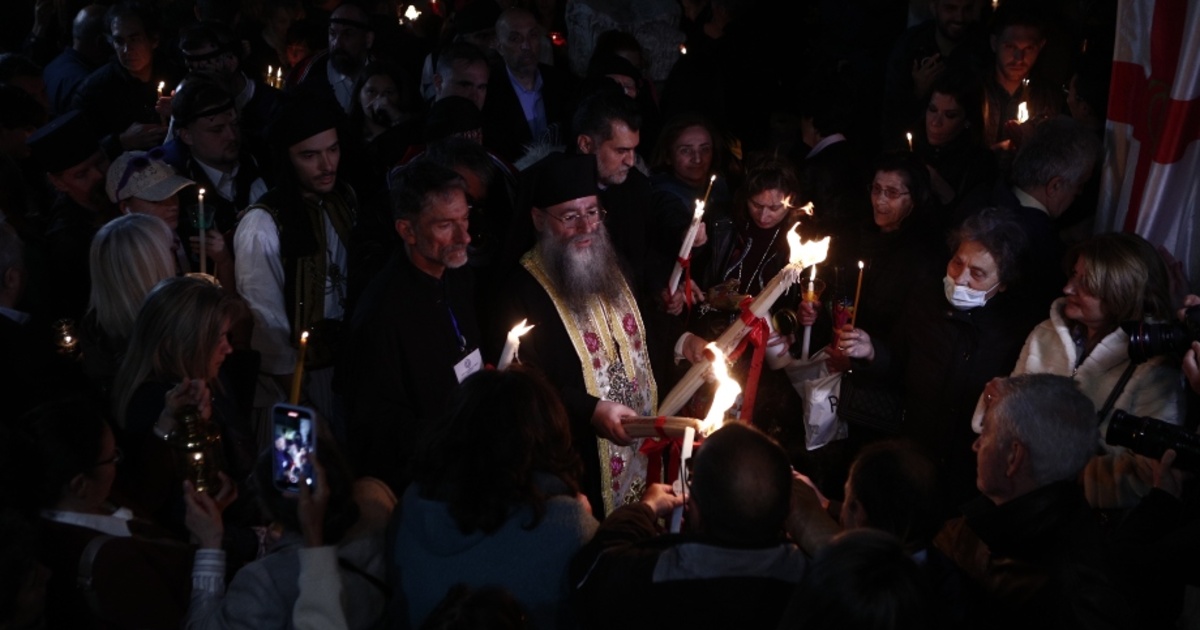 Έφτασε στην Αθήνα το Άγιο Φως - Με ειδικές πτήσεις θα μεταφερθεί σε ...