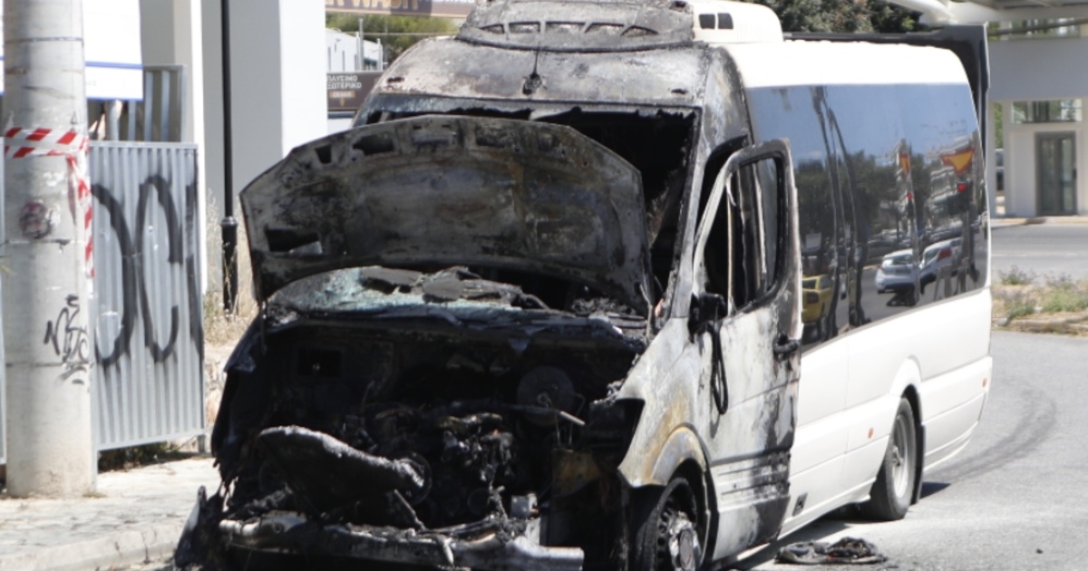 Παρανάλωμα τουριστικό λεωφορείο στο Χαϊδάρι: Σώοι οι επιβάτες - Εικόνες ...