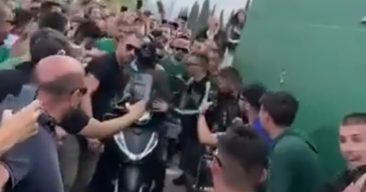 Τρέλα με Λεσόρ στο ΟΑΚΑ - Ανέβηκε σε μηχανή οπαδού του Παναθηναϊκού