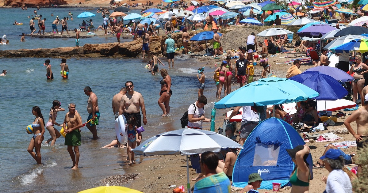 Γέμισαν οι παραλίες εν μέσω καύσωνα - «Κάθοδος» των Αθηναίων για μπάνιο