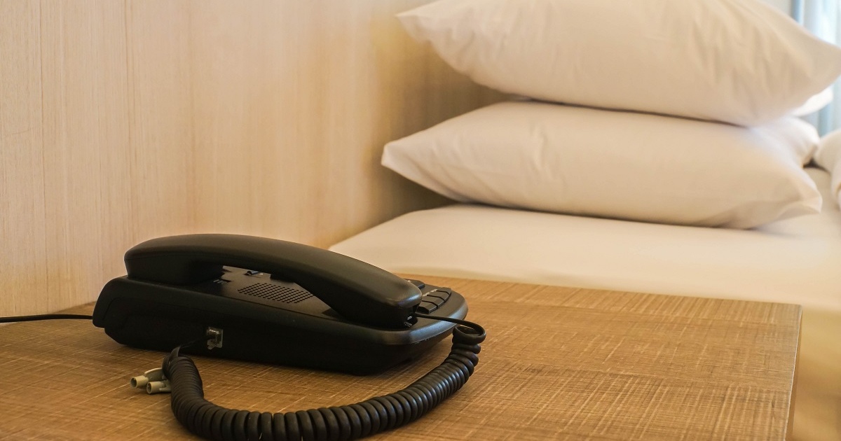Τουρίστας «φέσωσε» ιδιοκτήτη Airbnb 3.500 ευρώ τηλεφωνώντας στην Κίνα