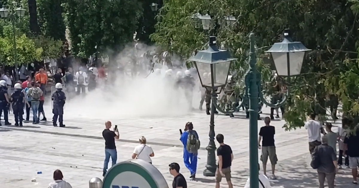 Επεισόδια τώρα στο Σύνταγμα: Ένταση ανάμεσα σε ΜΑΤ και ακροδεξιούς