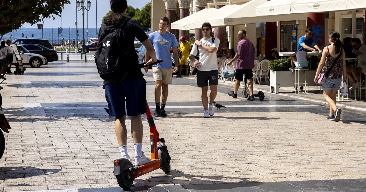 Βαριά πρόστιμα και φυλακή για όσους οδηγούν ηλεκτρικά πατίνια - Τι αλλάζει