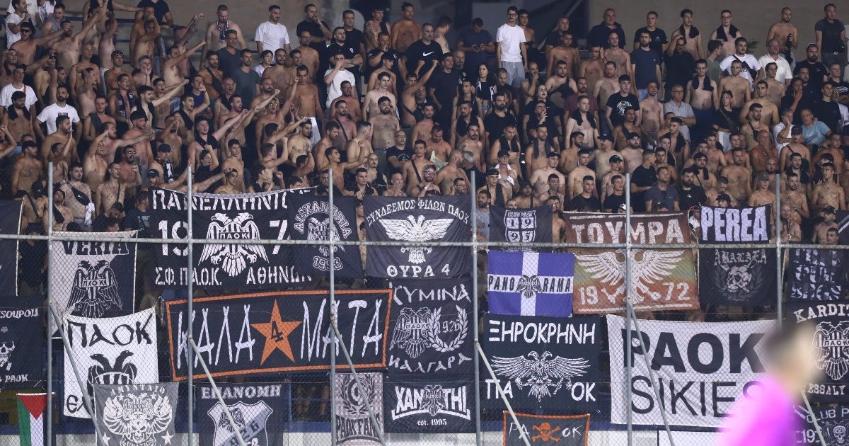 Η τουρκική αστυνομία πήρε τις ελληνικές σημαίες από τους οπαδούς του ΠΑΟΚ
