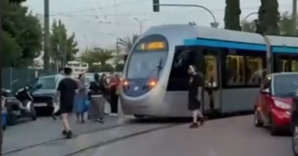 Οδηγός πάρκαρε στις γραμμές και έκοψε την κίνηση των τραμ στο κέντρο ...